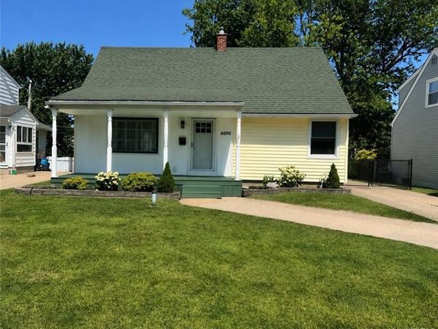4696 Chapman Pkwy, Hamburg, NY 14075