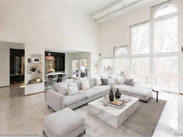 4692 W Wickford