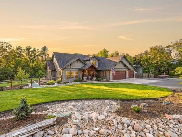 469 Wards Creek Rd, Rogue River, OR 97537