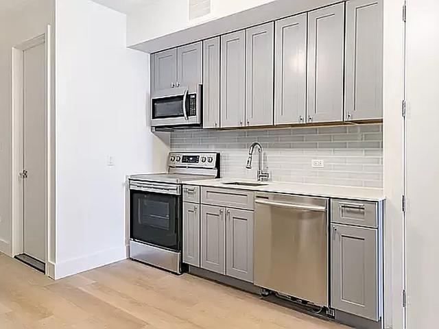 46 32 Vernon Blvd, Queens, NY