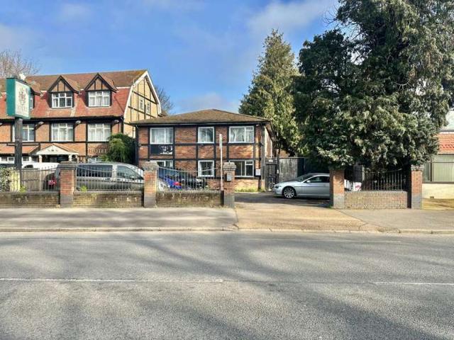 8 Bedroom Studio Flat