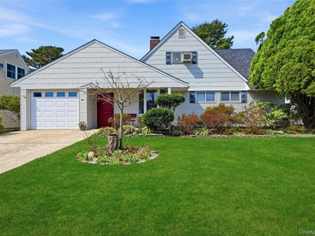 46 Boxwood Ln, Hicksville, NY 11801