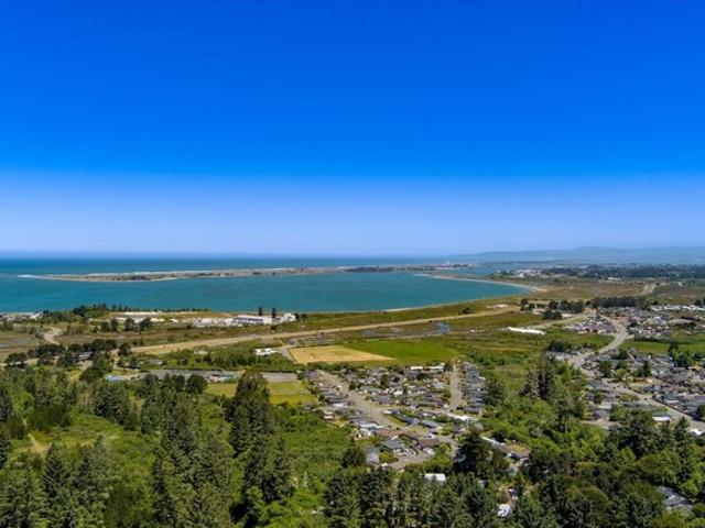 46 Blue Spruce Dr, Eureka, CA 95503
