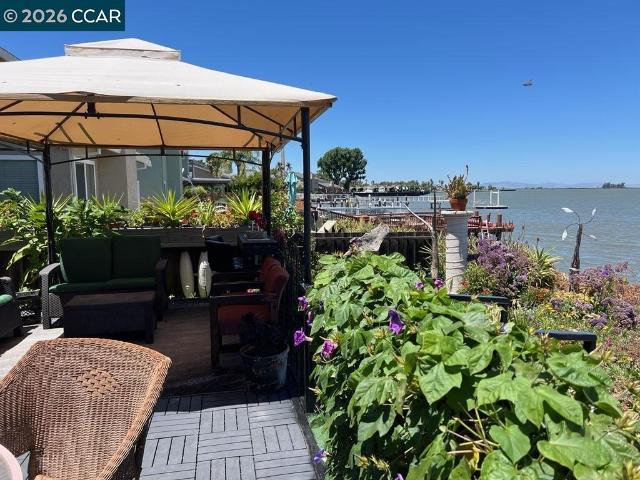 46 Edgewater Pl