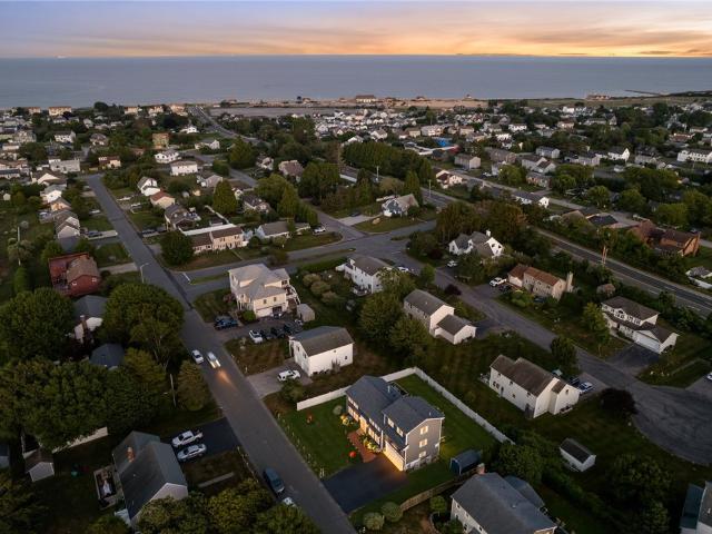 46 Exeter Boulevard