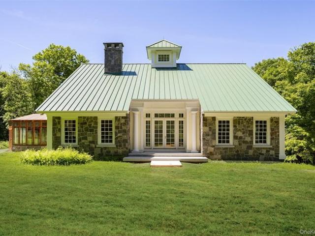 46 Hoxie Rd, Millbrook, NY 12545