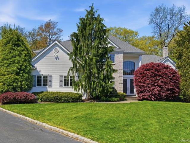 46 Hunting Hollow Ct, Dix Hills, NY 11746