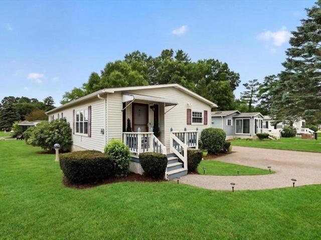 46 Leisurewoods Dr, Rockland, MA 02370