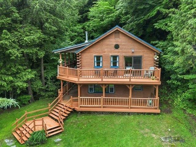 46 Log Cabin Dr, Cambridge, VT 05465