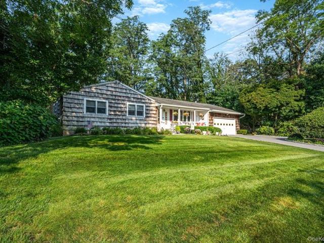 46 Marbeth Cir, Miller Place, NY 11764