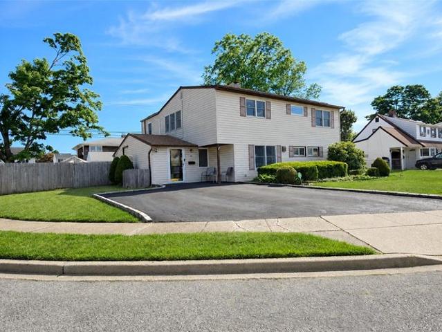 46 Marksman Ln, Levittown, NY 11756