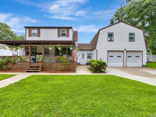 46 Pentmoor Dr, Mastic, NY 11950