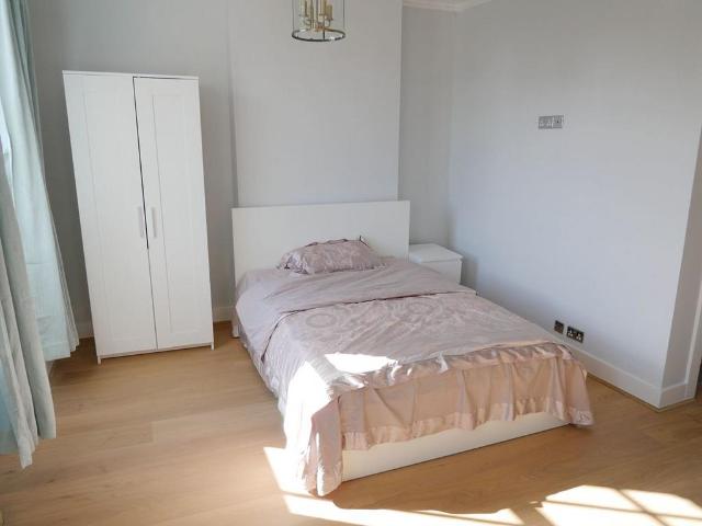 46A Barkston Gardens London, SW5 0EN 2 bed flat to rent £3,200 pcm £738 pw