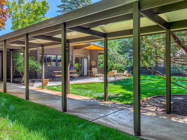 4704 Hillcrest View Dr