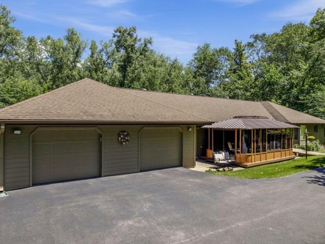 47060 Queens Cove Cir, Dresbach, MN 55947