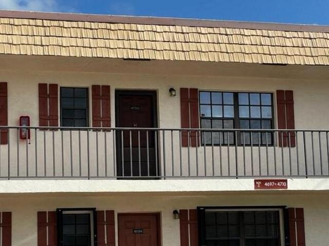 4700 Oak Terrace Dr, Greenacres, FL 33463
