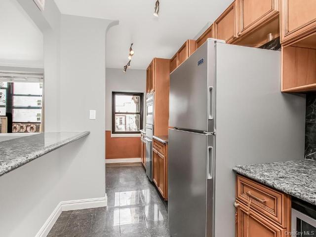 470 N Broadway B34