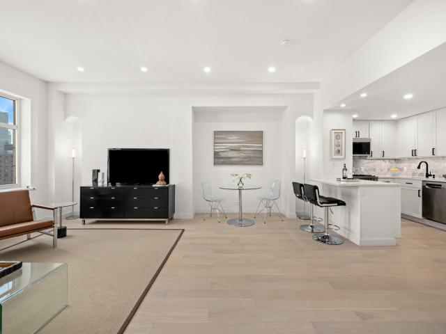 470 W 24TH Street 19C