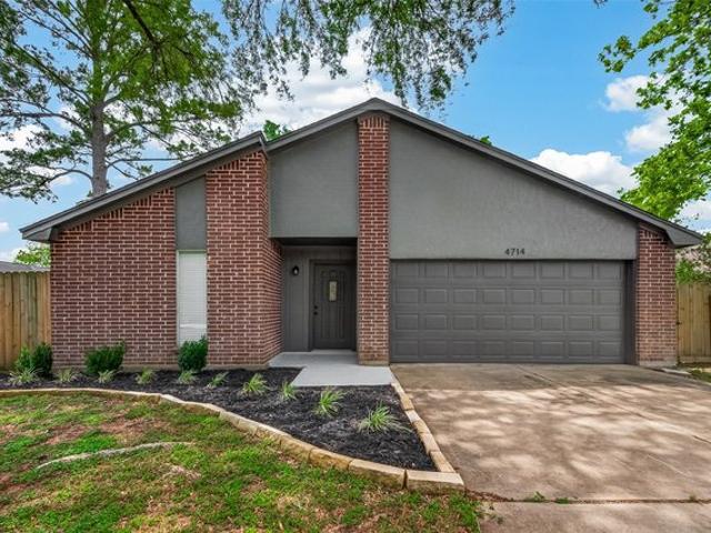 4714 39th St E, Dickinson, TX 77539
