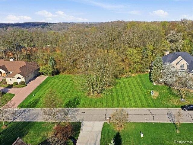 4710 Woodland Hills Dr, Oakland Township, MI 48306