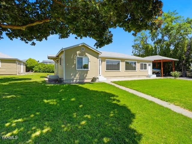 4711 E Hillcrest Dr, Yakima, WA 98901