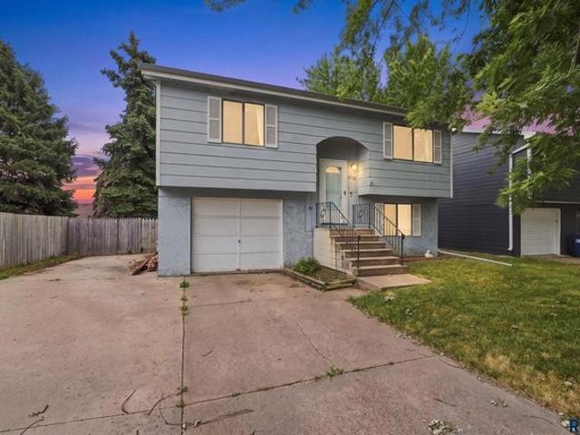 4713 W St James Dr, Sioux Falls, SD 57106