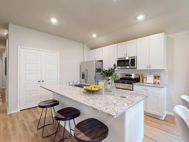 471 Valley View Dr, Tonganoxie, KS 66086