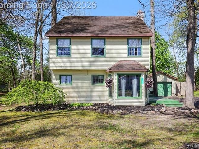 4725 Hickory Dr, Highland, MI 48356