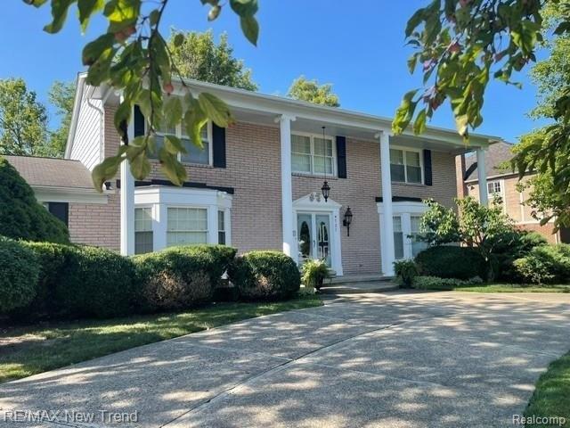 4727 S Knoll Ct, West Bloomfield Township, MI 48323