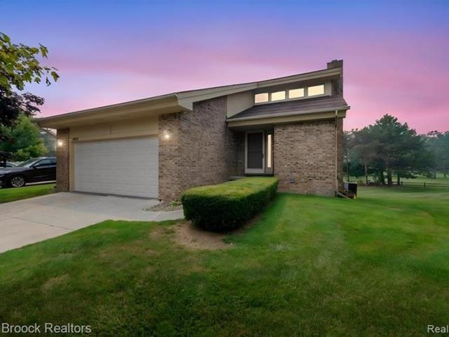 4723 Fairway Ct, Waterford Township, MI 48328