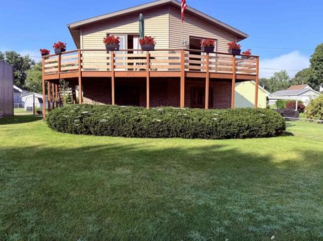 472 Menominee Ave, East Dubuque, IL 61025