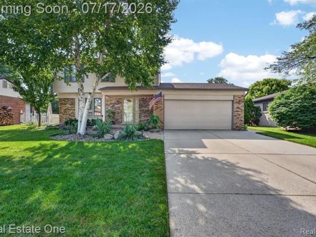 47380 Savannah Dr, Macomb Township, MI 48044