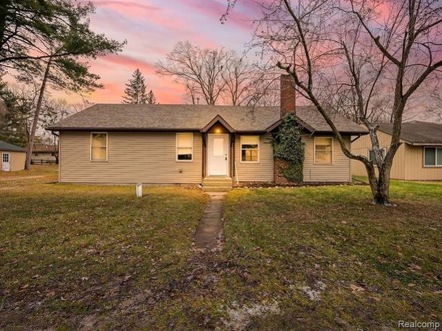 4744 Midland Dr, Pinckney Vlg, MI 48169