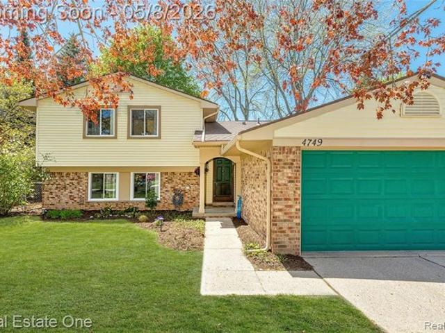 4749 Parkridge Dr, Waterford Township, MI 48329
