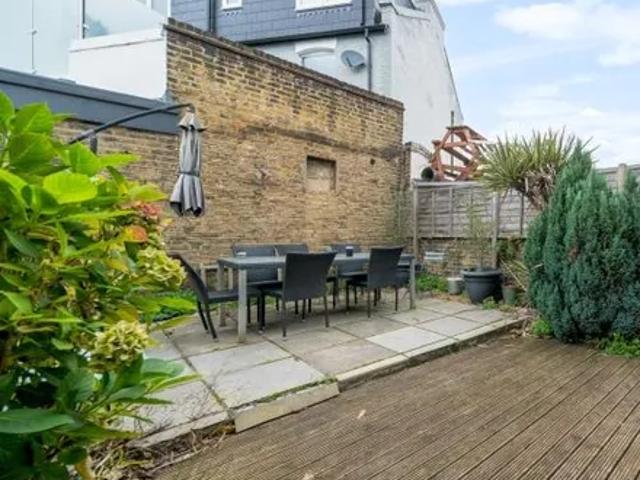474 Garratt Lane, London, SW18 4SU, United Kingdom | 3 bed apartment for rent #136169448 | Rentberry