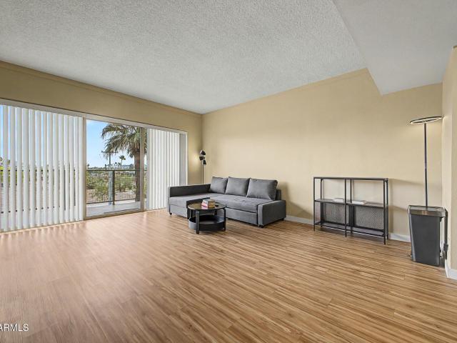 4750 n central avenue # 3r