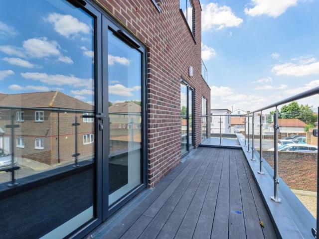 475a Blackfen Road Sidcup DA15 2 bed flat to rent £1,900 pcm £438 pw