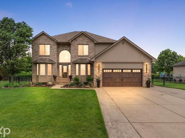 47645 Burlingame Dr, New Baltimore, MI 48047