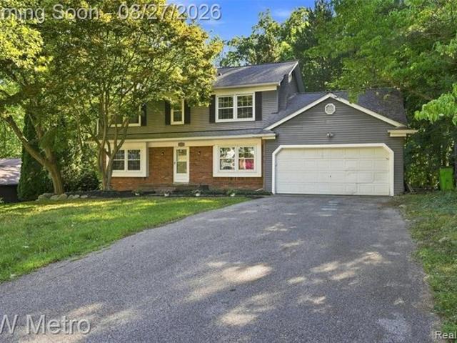 4769 Hardwoods Dr, West Bloomfield Township, MI 48323