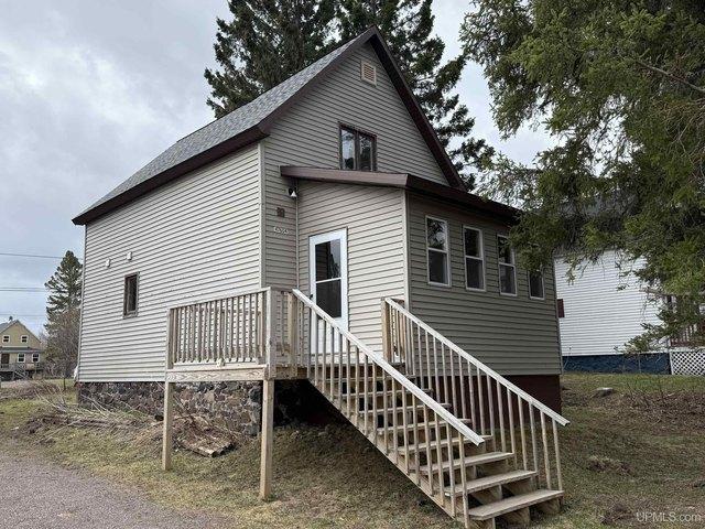 47604 1st St, Houghton, MI 49931