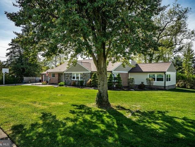 476 Collins Dr, Springfield, PA 19064