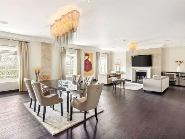4770 square feet of beautiful light filled space in this three floor flat by Hyde Park. The property comprises: exquisitely finished kitchen/breakfast room, generously sized reception room