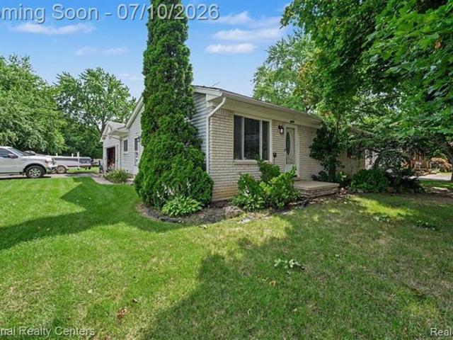 4771 Hatchery Rd, Waterford Township, MI 48329
