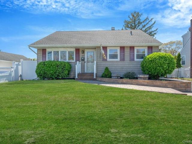 477 N Indiana Ave, Lindenhurst, NY 11757