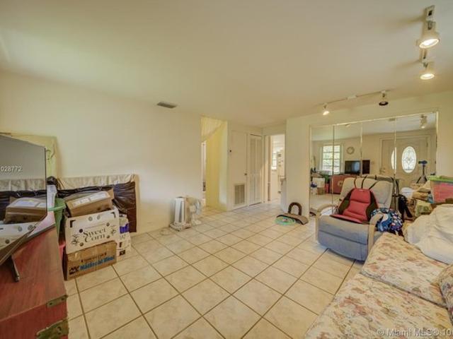 477 NE 154th St, Miami, FL 33162