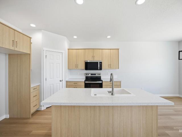 477 Waverly Ave