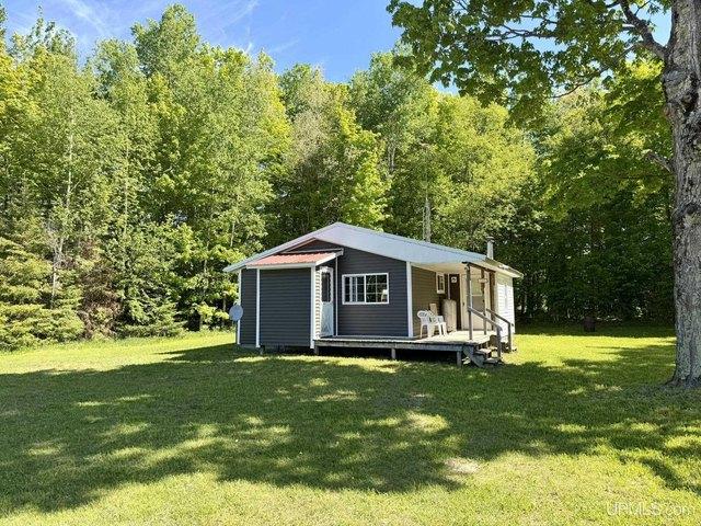 478 W Black Bear Ln, Gulliver, MI 49840