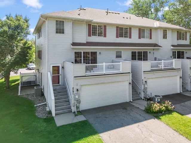 4791 Grenwich Rd N, Oakdale, MN 55128