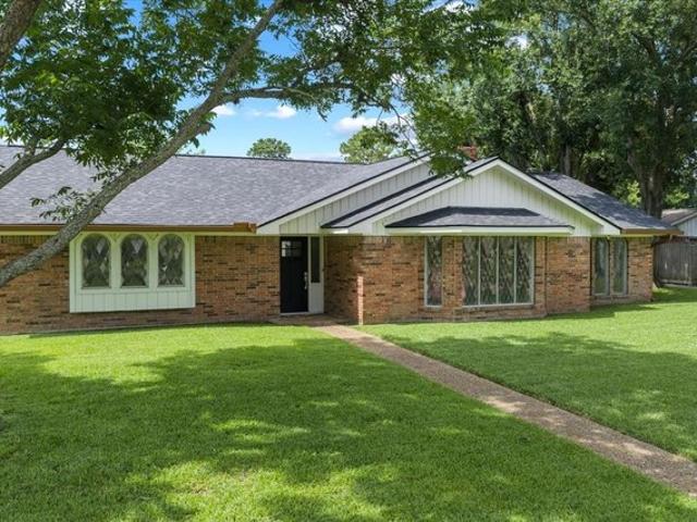 4805 N Burning Tree Dr, Baytown, TX 77521