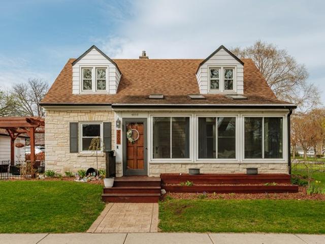 4808 W Sunnyside Dr, Milwaukee, WI 53208